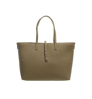 Zeitloser Mode-Klassiker: Die schlichte, schwarze Ledertasche von Cos
