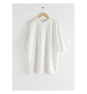 Weiße T-Shirts werden mit Chunky Chains zum coolen Modetrend