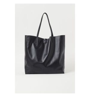 Zeitloser Mode-Klassiker: Die schlichte, schwarze Ledertasche von Cos