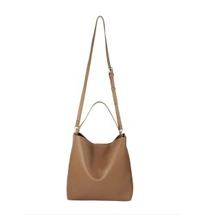 Zeitloser Mode-Klassiker: Die schlichte, schwarze Ledertasche von Cos