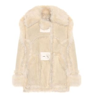 Diese Teddy-Jacke von Mango sehen wir jetzt überall auf Instagram