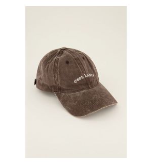 3 Frisuren mit Baseball-Cap, die jede hinbekommt!