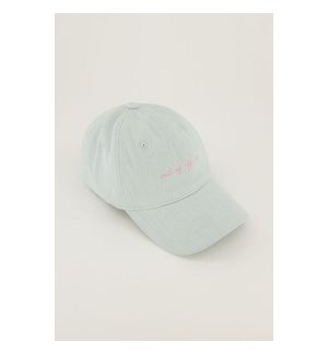 3 Frisuren mit Baseball-Cap, die jede hinbekommt!