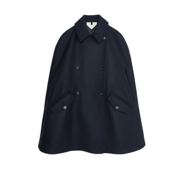 Cape-Mäntel sind das feminineste Statement für diesen Winter