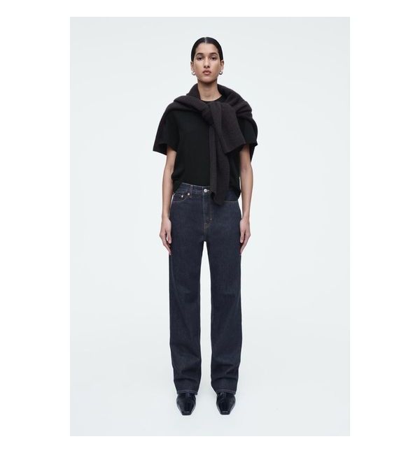 Von Frühling bis Winter: Die „Column-Jeans“ ist das ganze Jahr Modetrend